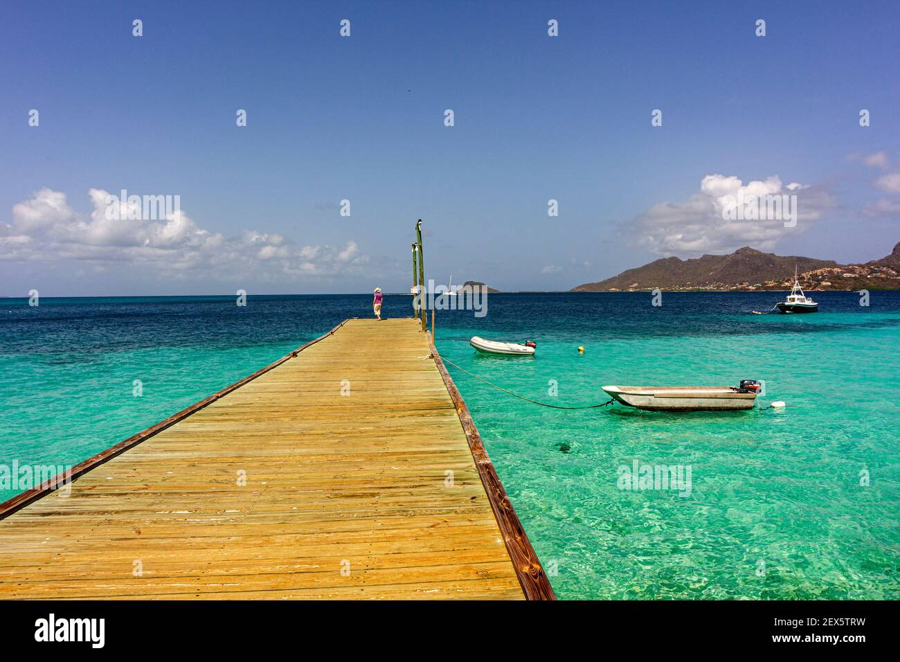 Caribbean Jetty View with Turquoise Caribbean ocean and Union island ...