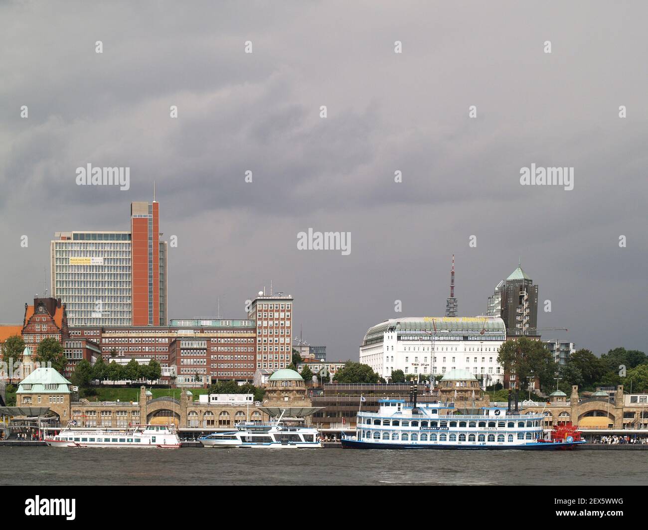 Harbour edge hi-res stock photography and images - Alamy