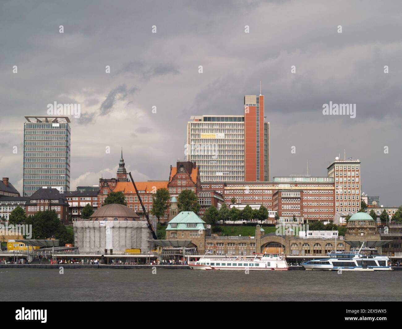 Harbour edge hi-res stock photography and images - Alamy