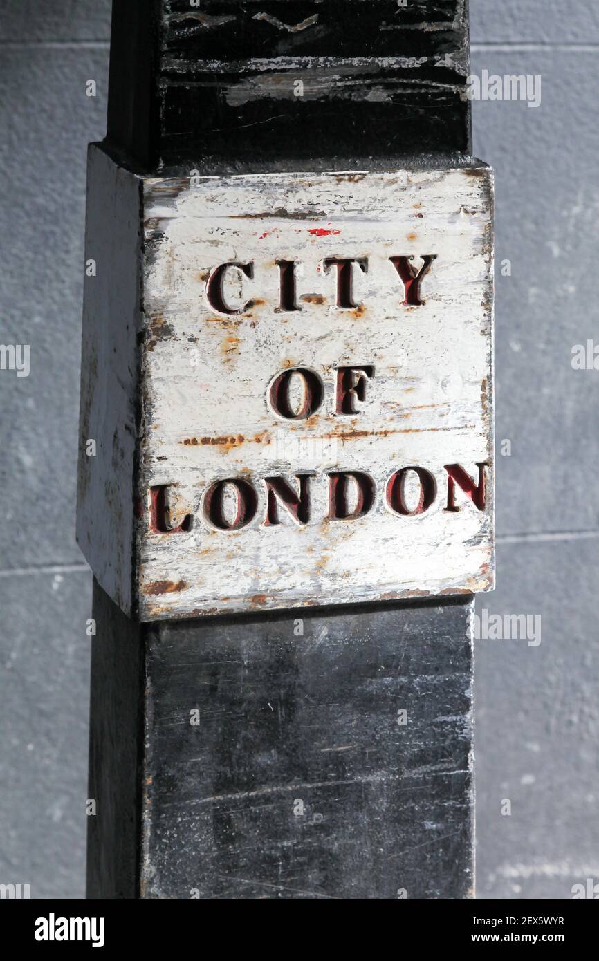 London retro signage hi-res stock photography and images - Alamy
