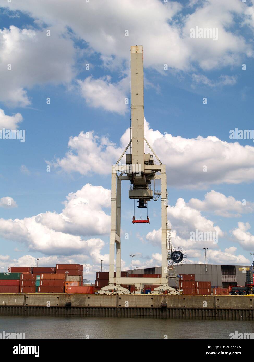Gantry crane in harbour hi-res stock photography and images - Alamy