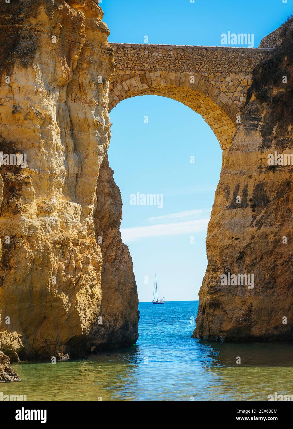 Gold beach bridge hi-res stock photography and images - Alamy