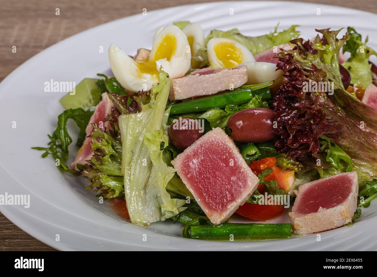 Nicoise salad with roasted tuna fish Stock Photo - Alamy