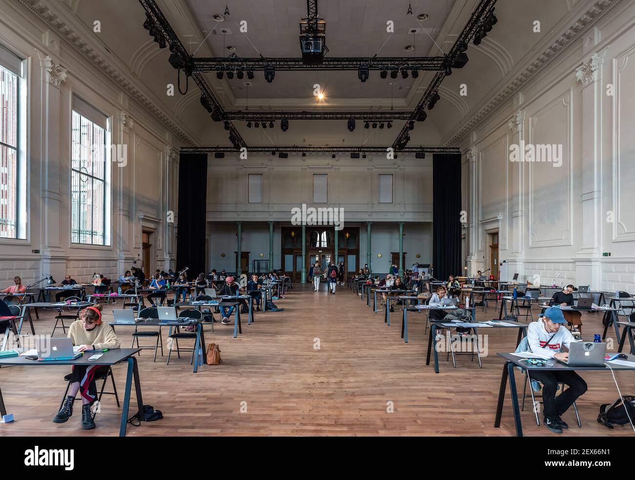 Exam room students hi-res stock photography and images - Alamy