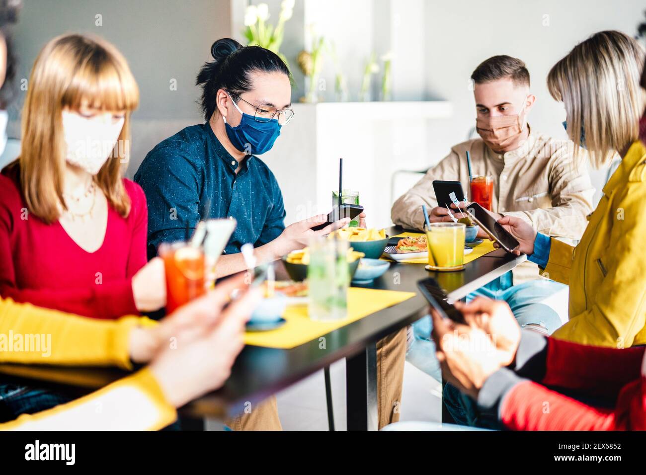 Teenagers on phones bar hi-res stock photography and images - Alamy