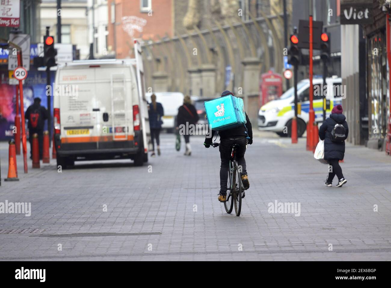 Deliveroo delivery london hi-res stock photography and images - Alamy