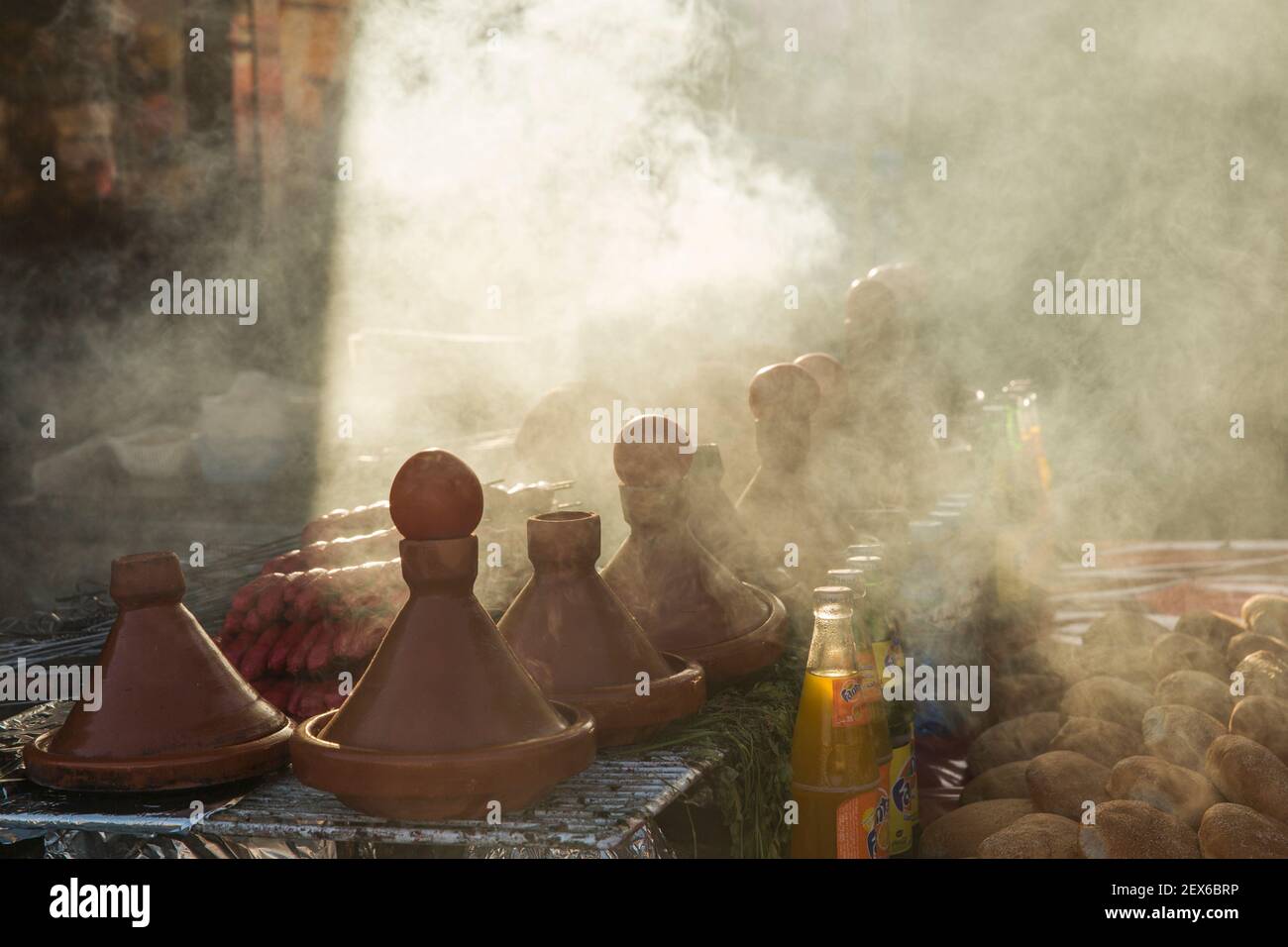 African cooking pot hi-res stock photography and images - Alamy