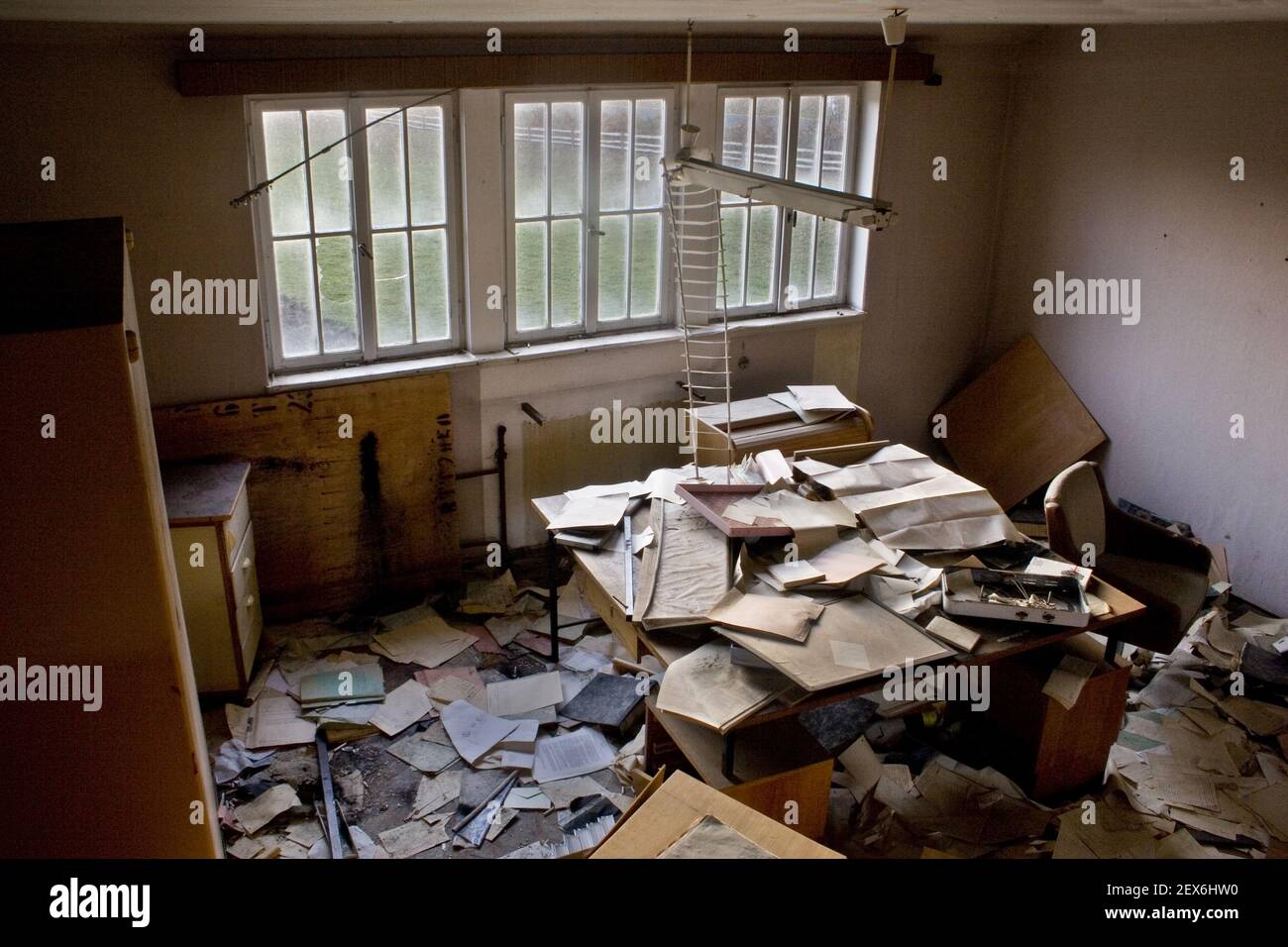 Chaos office space Stock Photo - Alamy