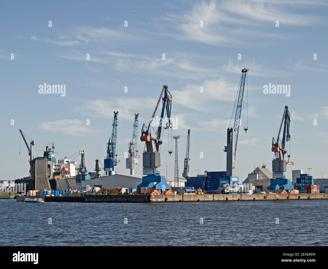 Rotating gantry cranes hi-res stock photography and images - Alamy