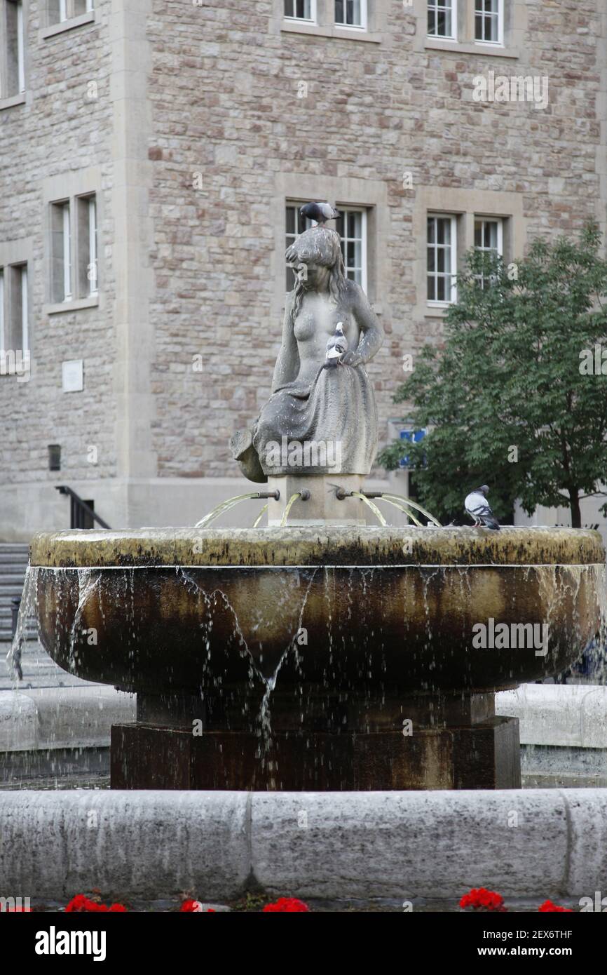 City hall fountain hi-res stock photography and images - Alamy