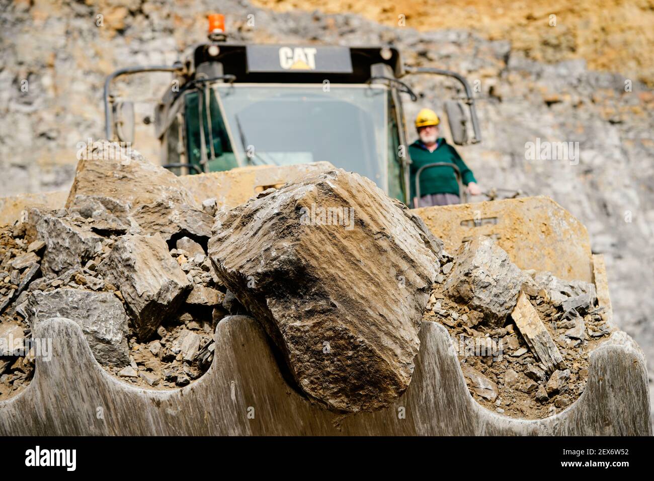 03 March 2021, Baden-Wuerttemberg, Nußloch: A wheel loader transports ...