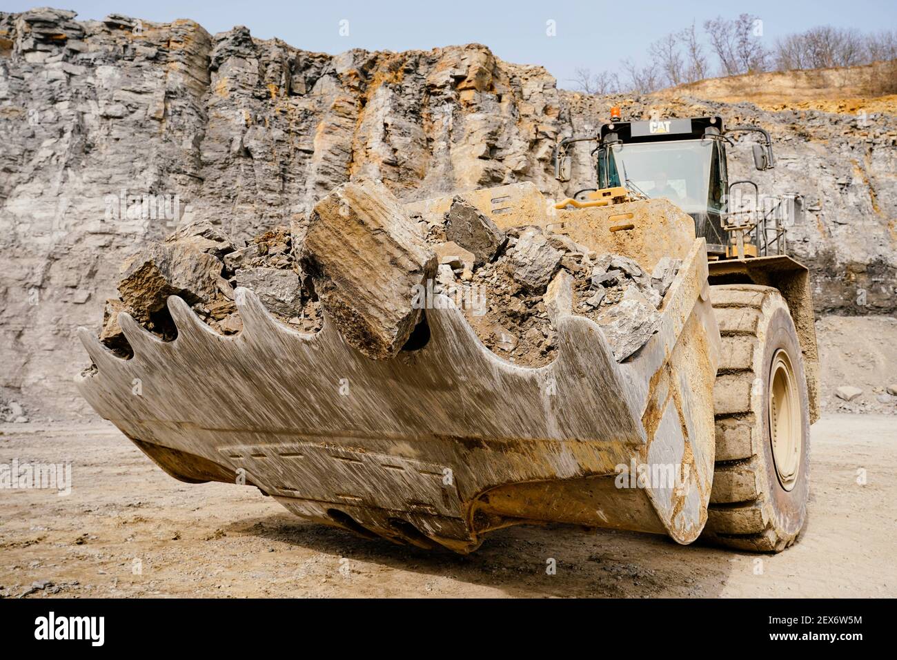 03 March 2021, Baden-Wuerttemberg, Nußloch: A wheel loader transports ...