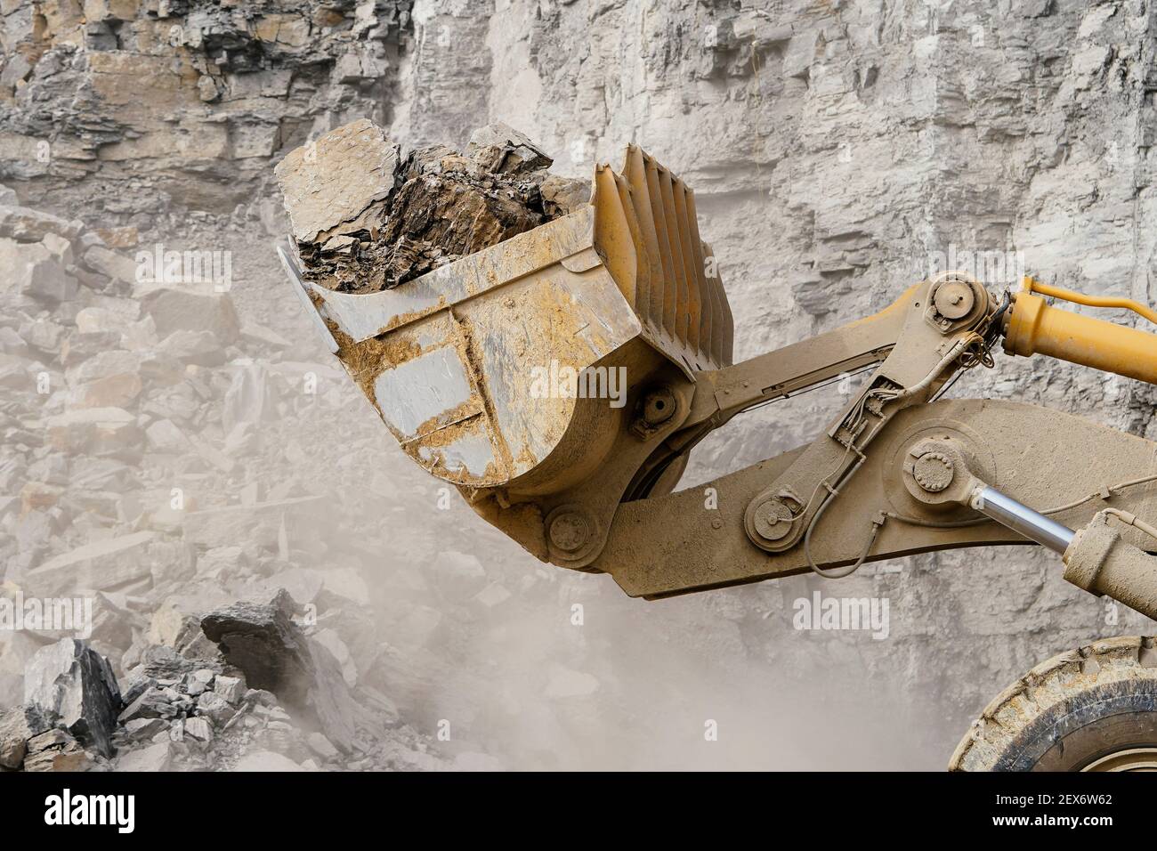 03 March 2021, Baden-Wuerttemberg, Nußloch: A wheel loader transports ...