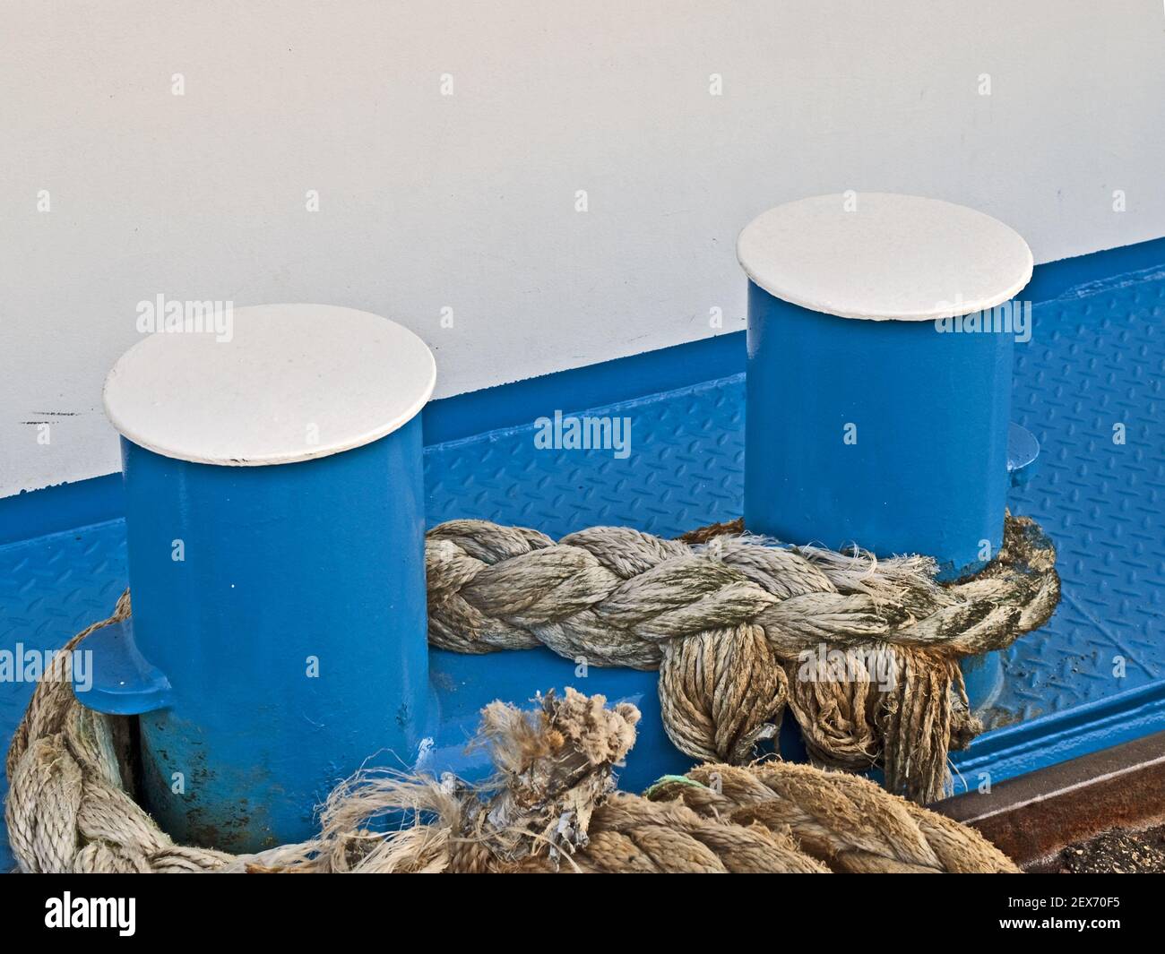 Bollards and white rope hi-res stock photography and images - Alamy