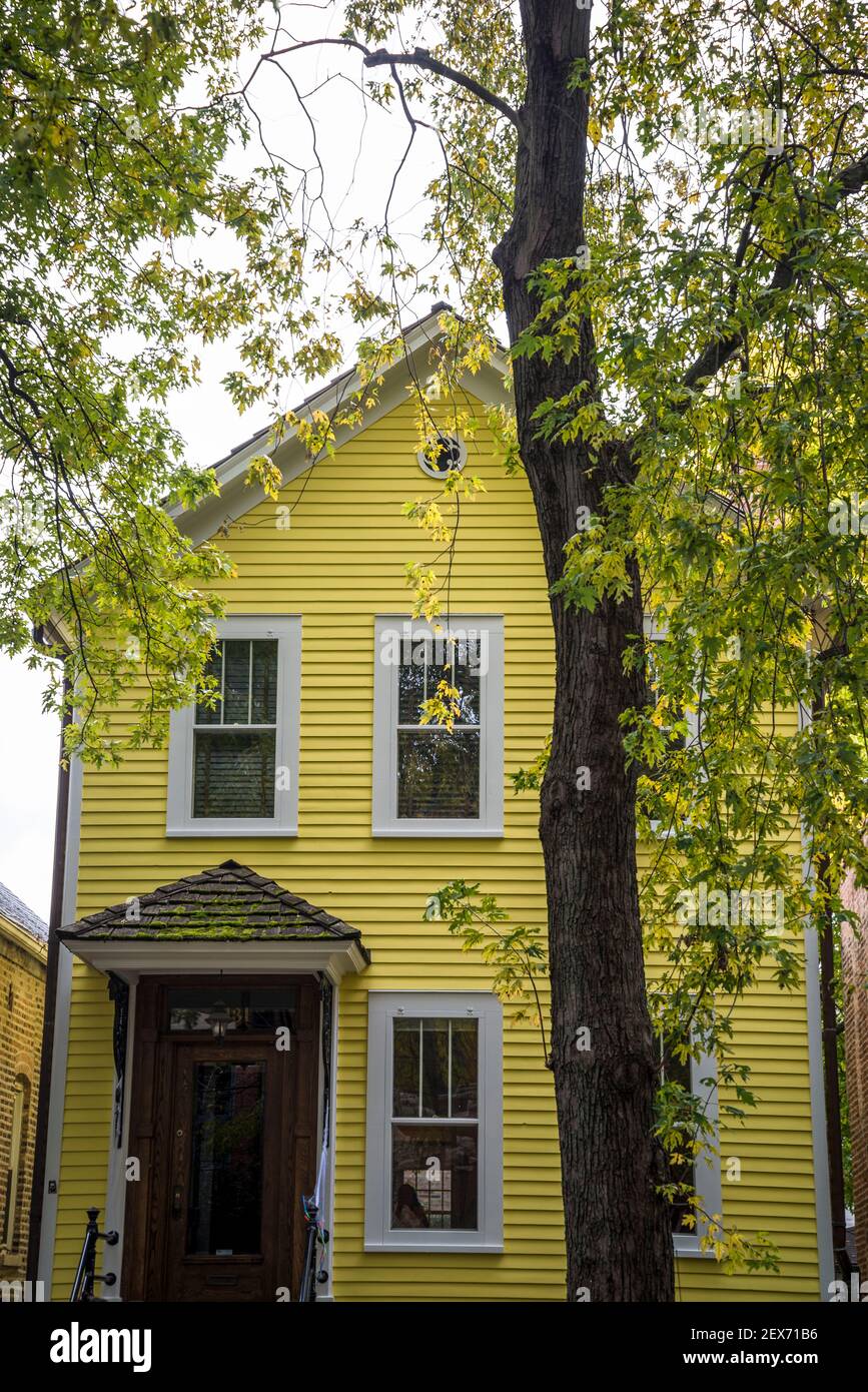 Yellow clapboard house, Wicker Park, Chicago, Illinois, USA Stock Photo ...