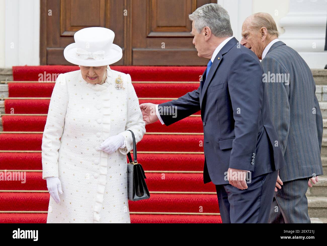24-6-2015 BERLIN - Queen Elizabeth II arrives with Duke of Edinburgh ...