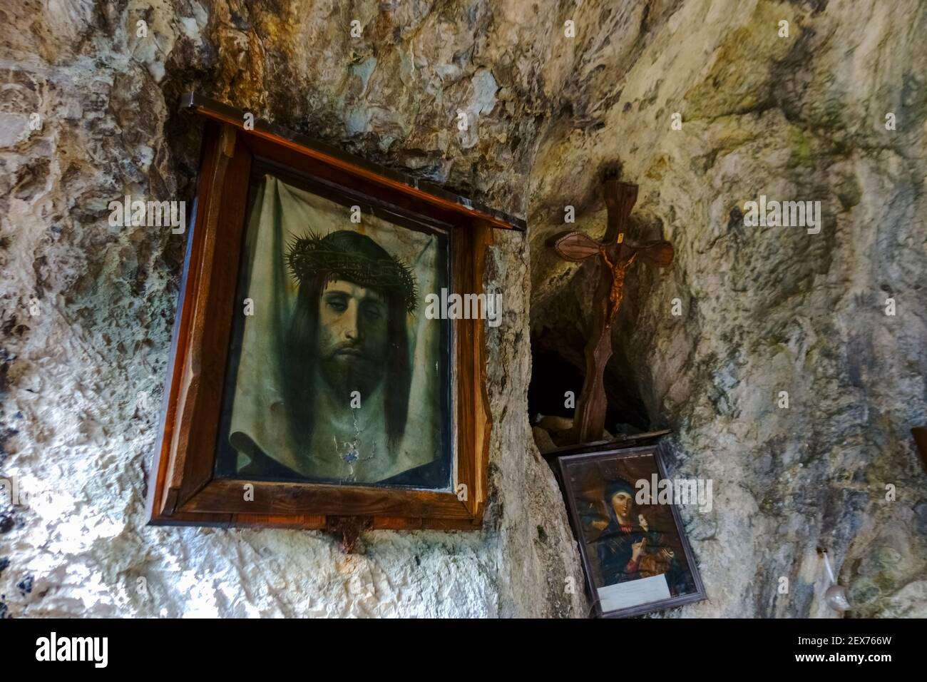 Jesus statue in cave hi-res stock photography and images - Alamy