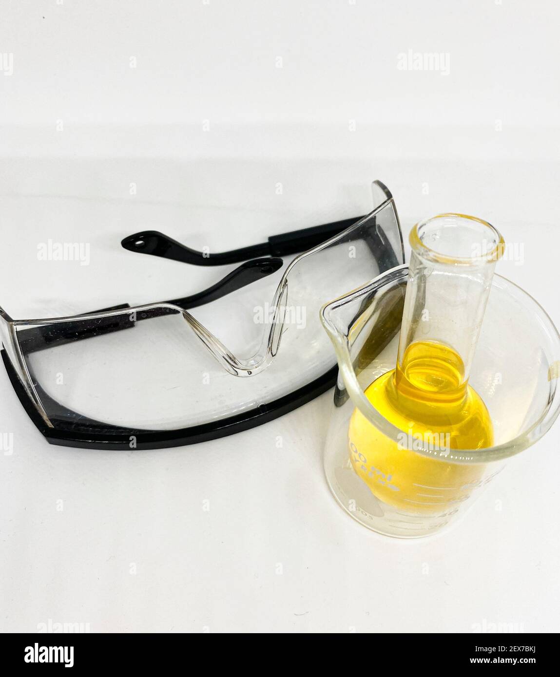 Yellow liquid beaker hi-res stock photography and images - Alamy