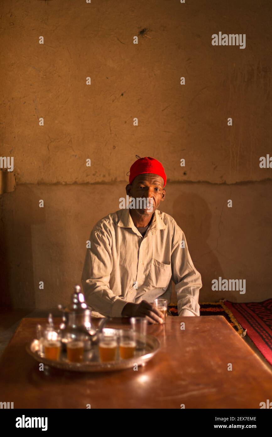 Serving tea hi-res stock photography and images - Alamy