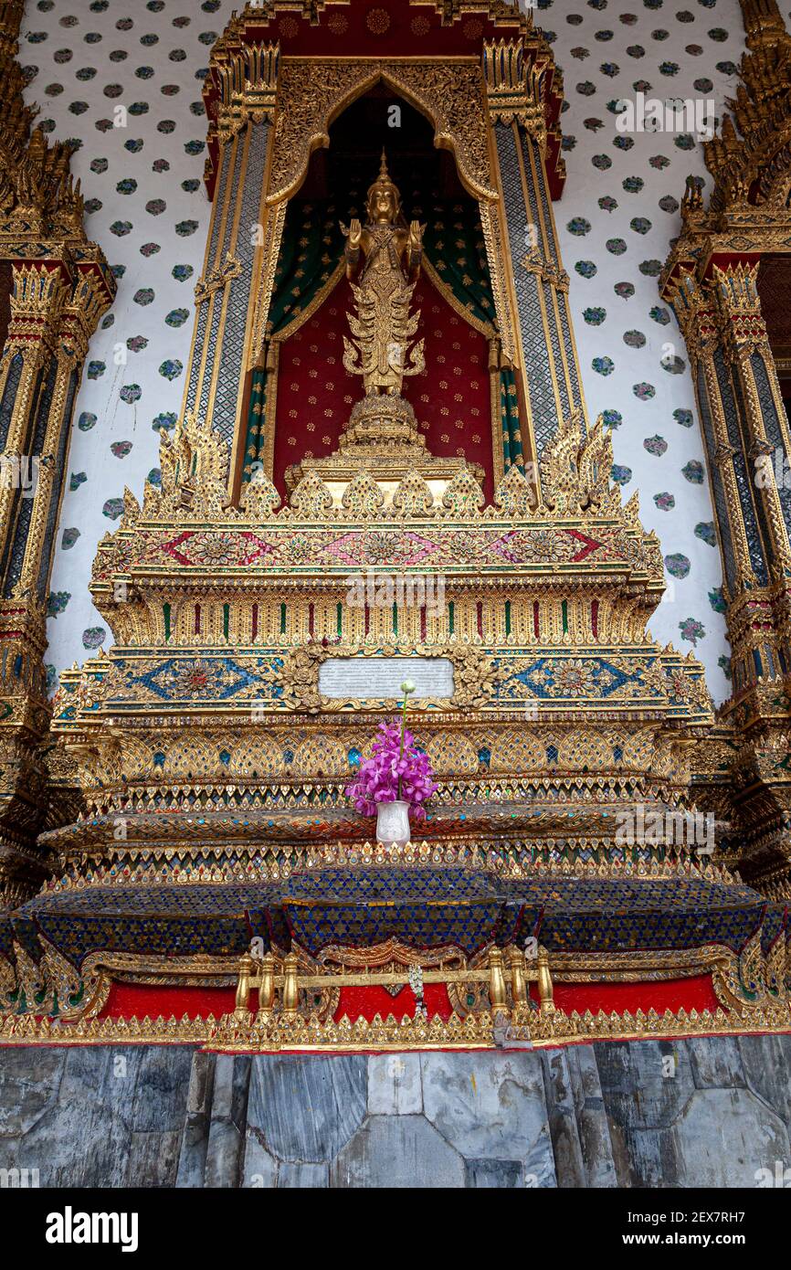 Golden statue and decorations inside the temple complex of Wat Arun in ...