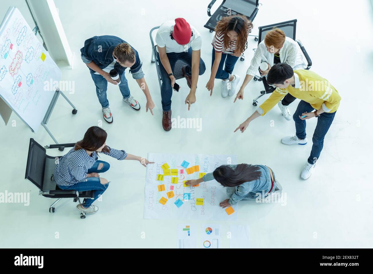 Business people brainstorming paper hi-res stock photography and images ...