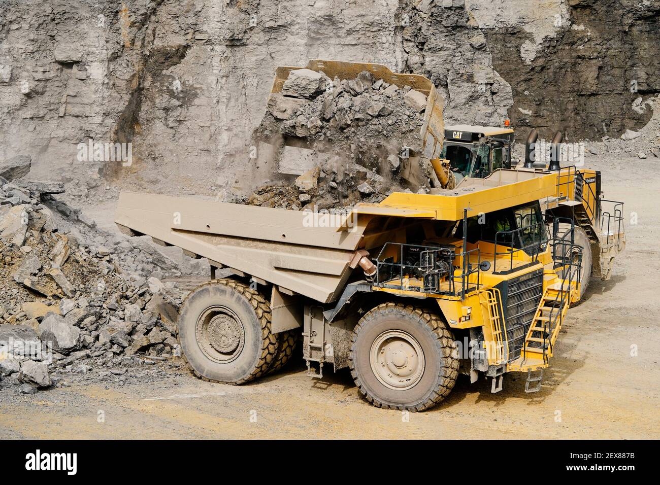 03 March 2021, Baden-Wuerttemberg, Nußloch: A wheel loader pours ...