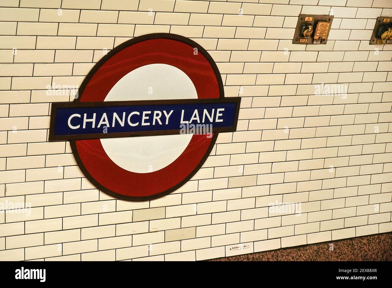 London tube stop hi-res stock photography and images - Alamy