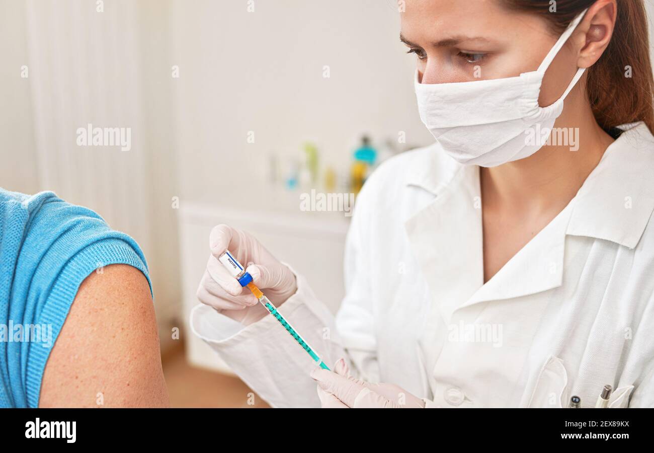 Doctor patient inject woman hi-res stock photography and images - Alamy