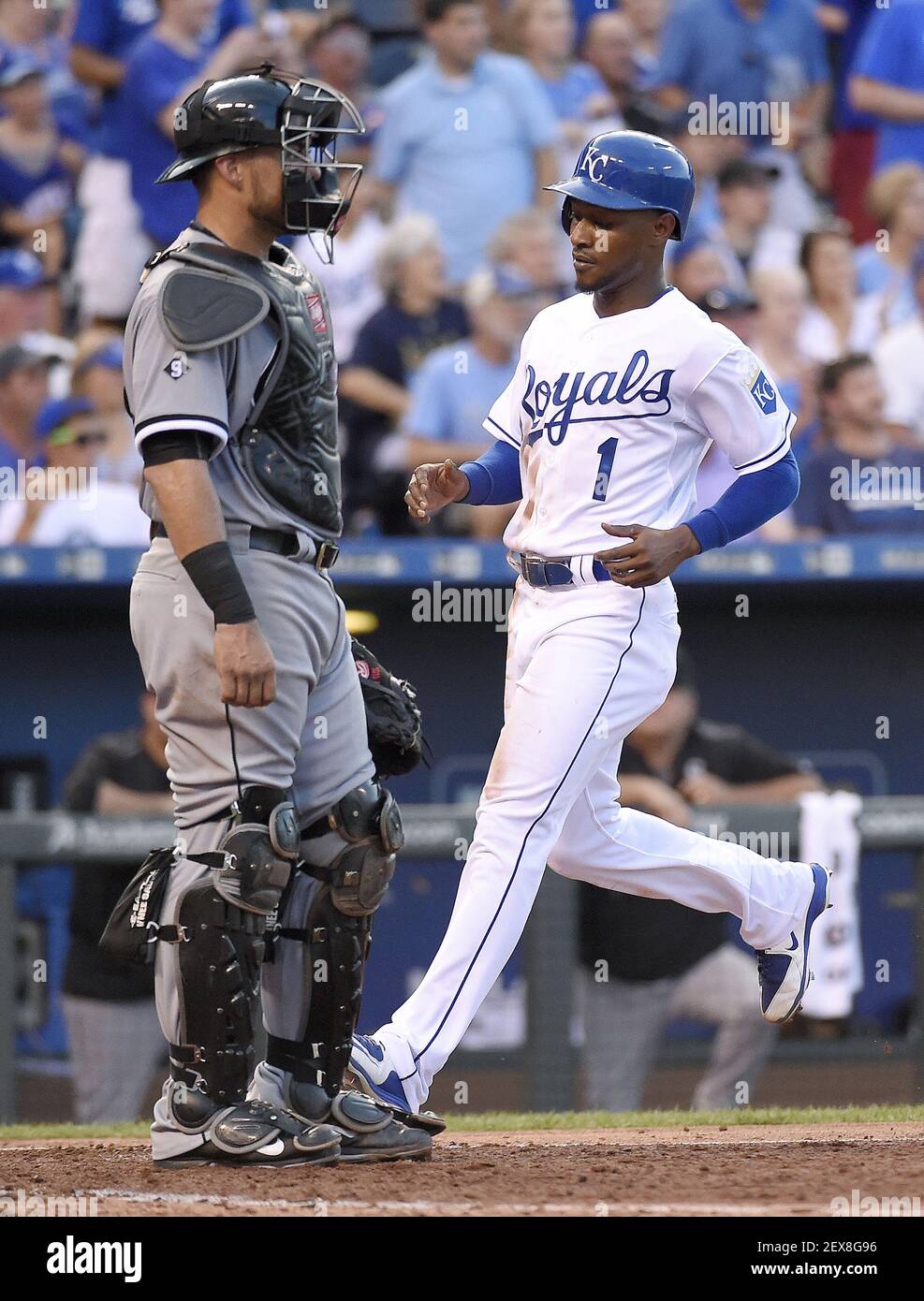 Jarrod Dyson (1) scores past Chicago White Sox catcher Geovany Soto on ...
