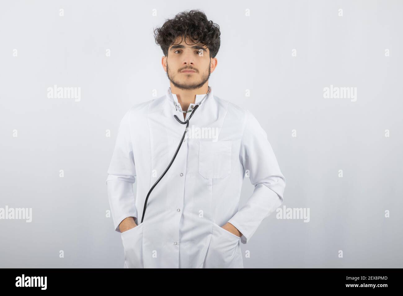 Doctor with chart hi-res stock photography and images - Alamy