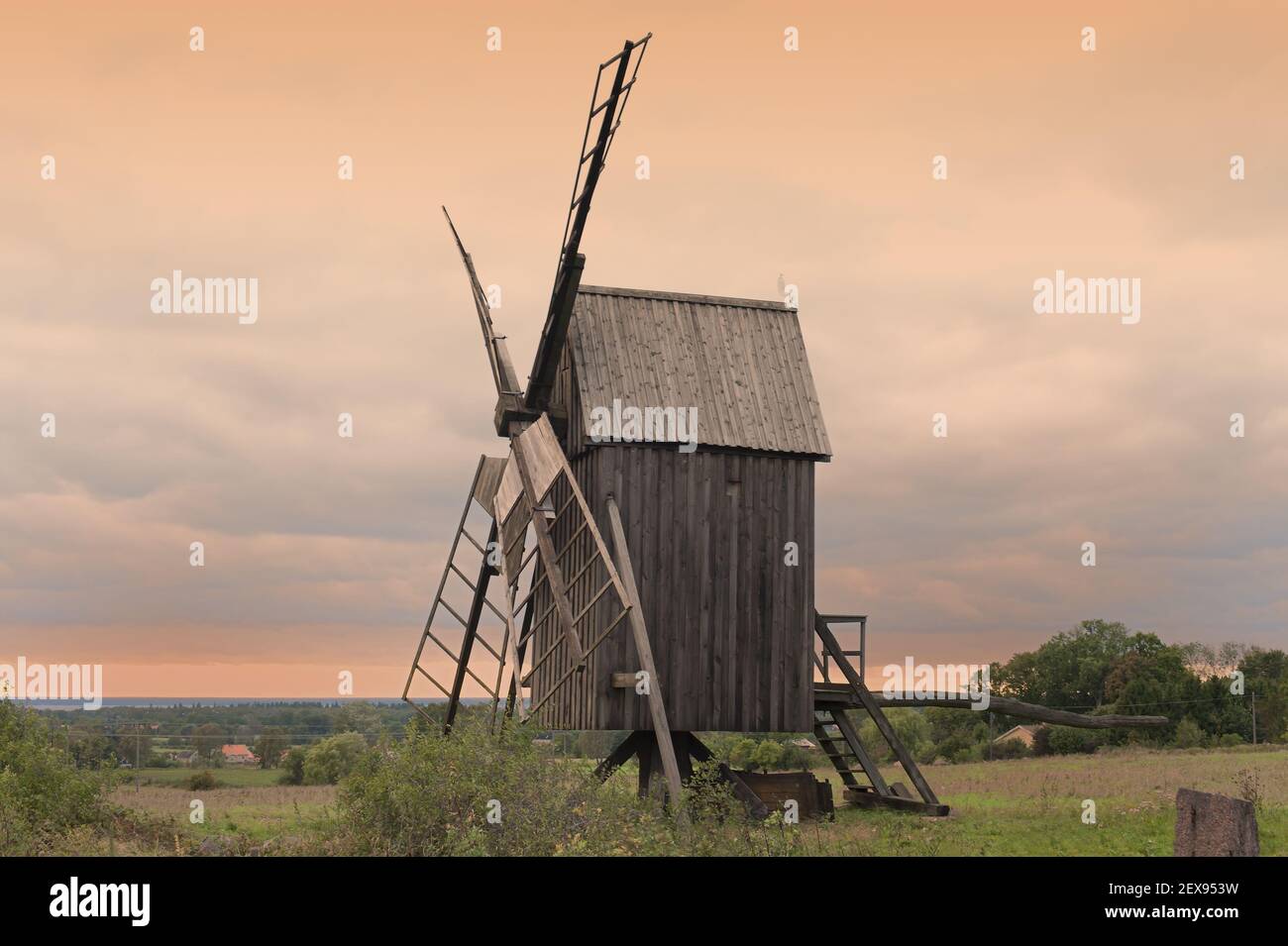 Windmill horizontal hi-res stock photography and images - Alamy