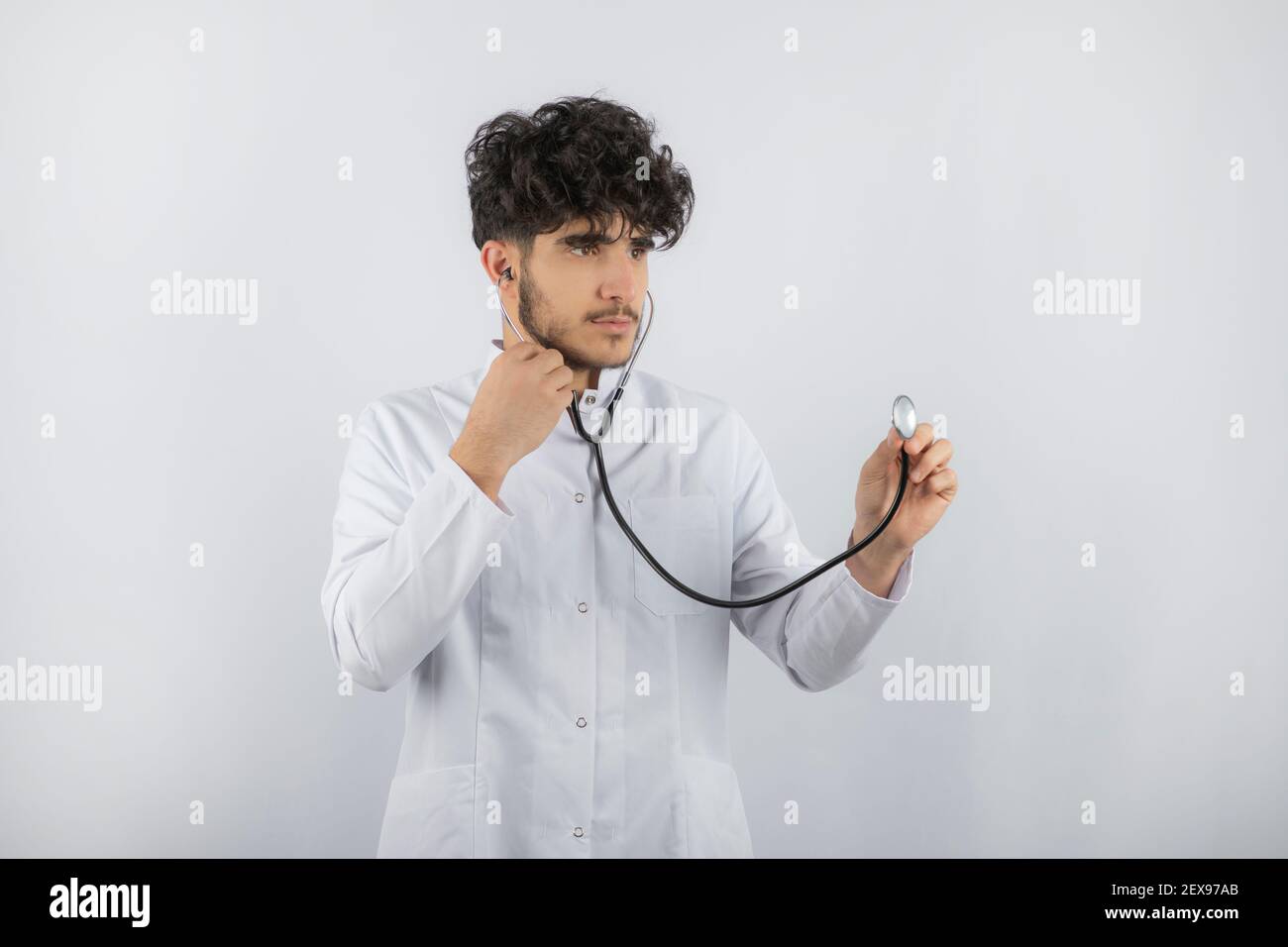 Doctor wearing stethoscope hi-res stock photography and images - Alamy