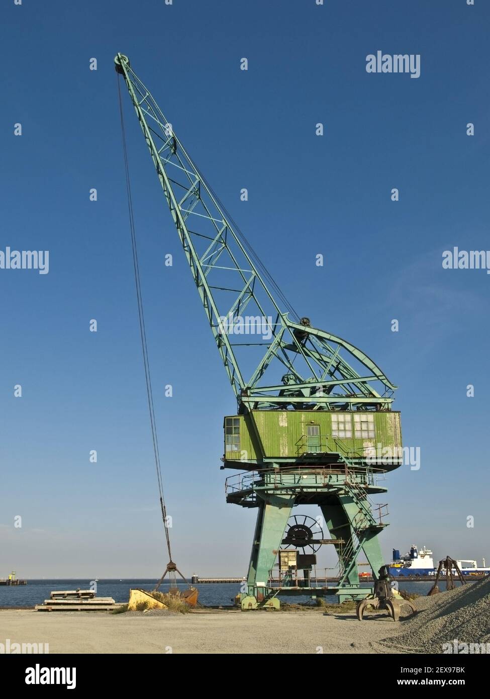 Small ships crane hi-res stock photography and images - Alamy