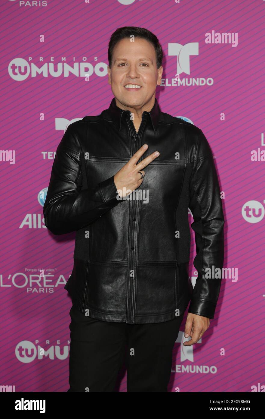 MIAMI,FL-AUGUST 20: Raul Gonzalez arrives at Telemundo's 'Premio Tu ...