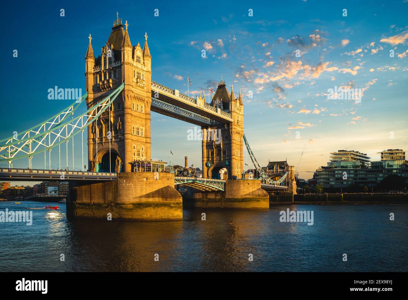 London bridge iconic landmark hi-res stock photography and images - Alamy