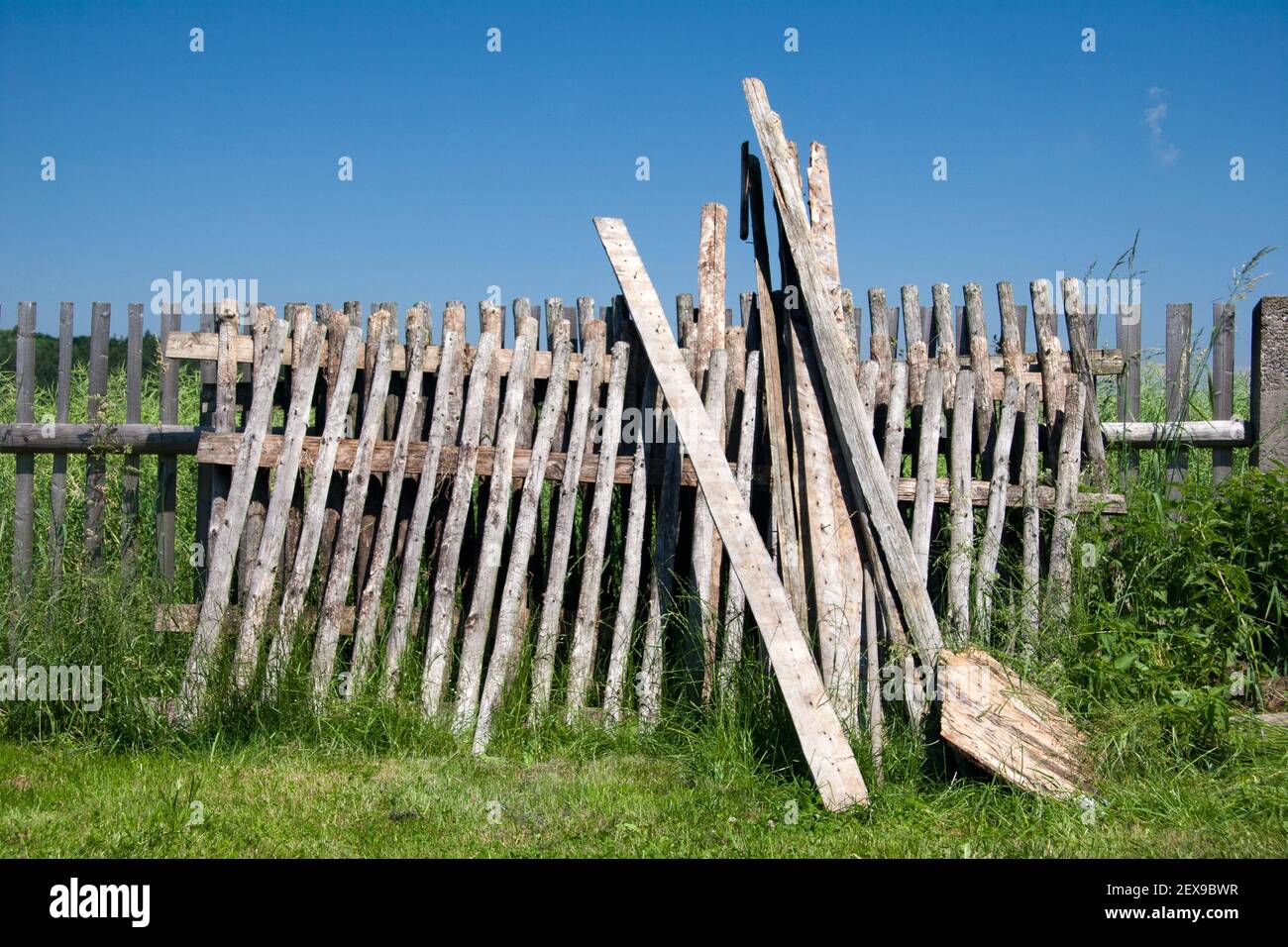 Old garden fence Stock Photo - Alamy