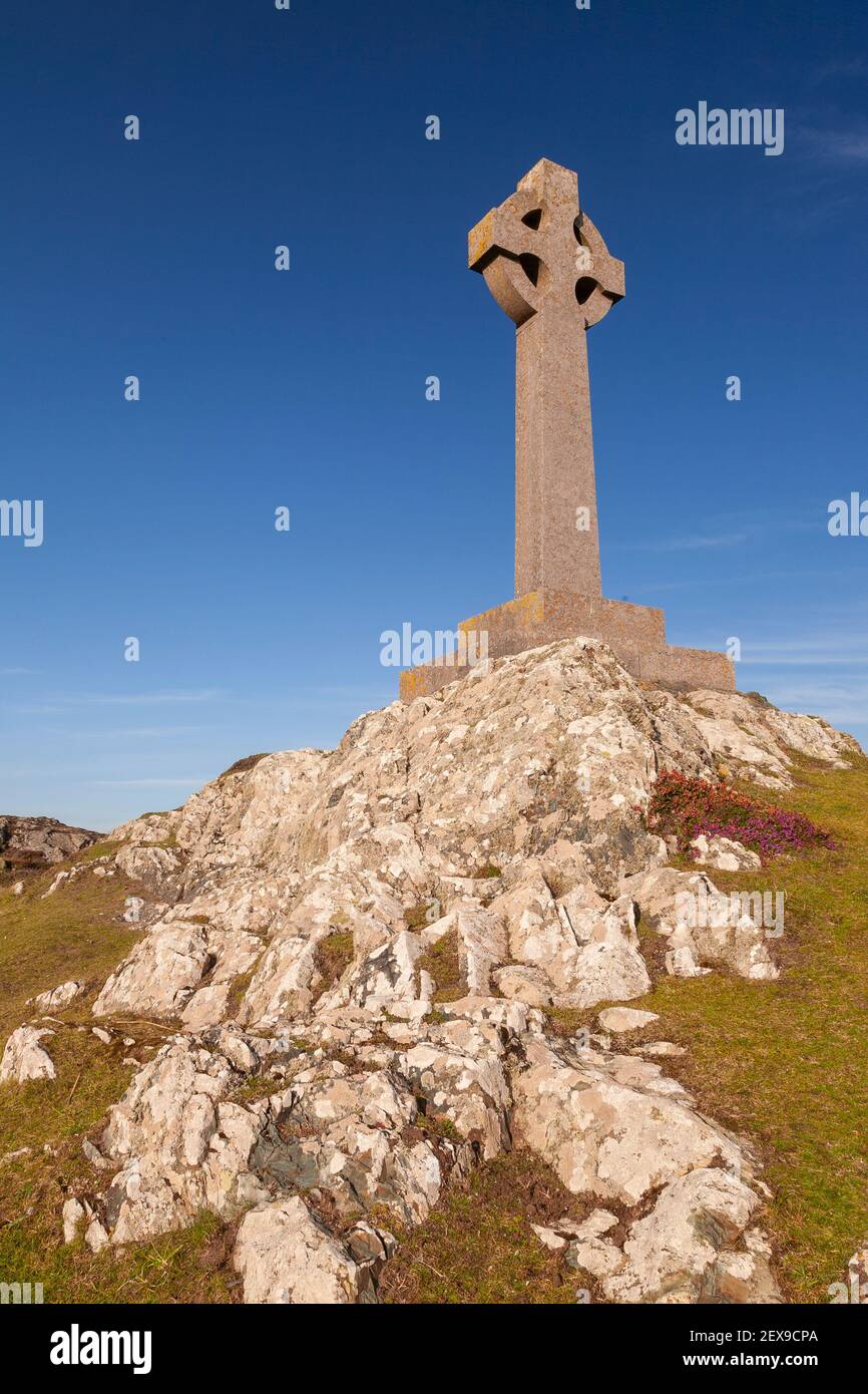 Celtic cross on Llanddwyn Island, Newborough Beach, Anglesey, North ...