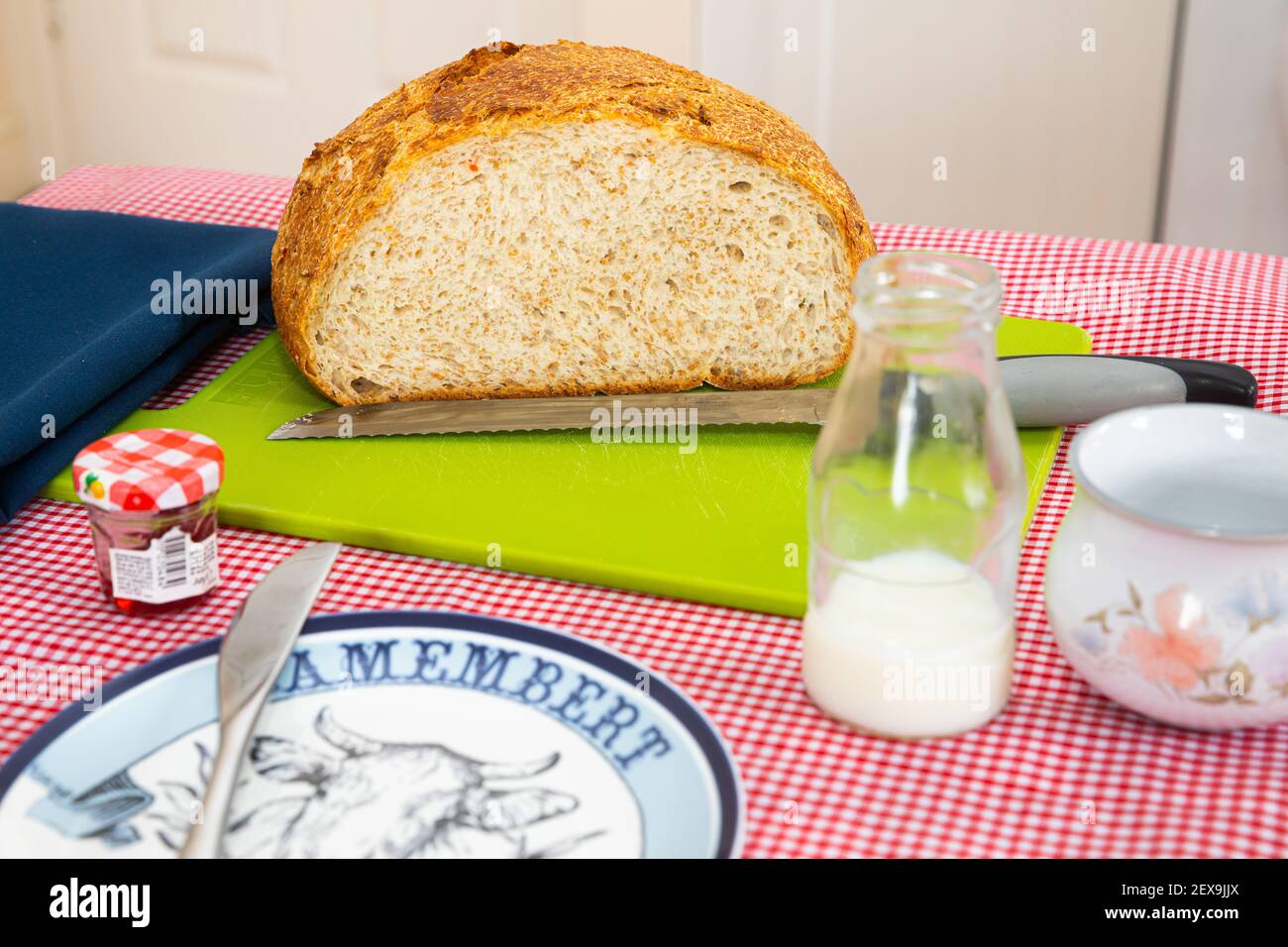 Fresh crusty cob wholemeal loaf cooked in a dutch oven Stock Photo - Alamy