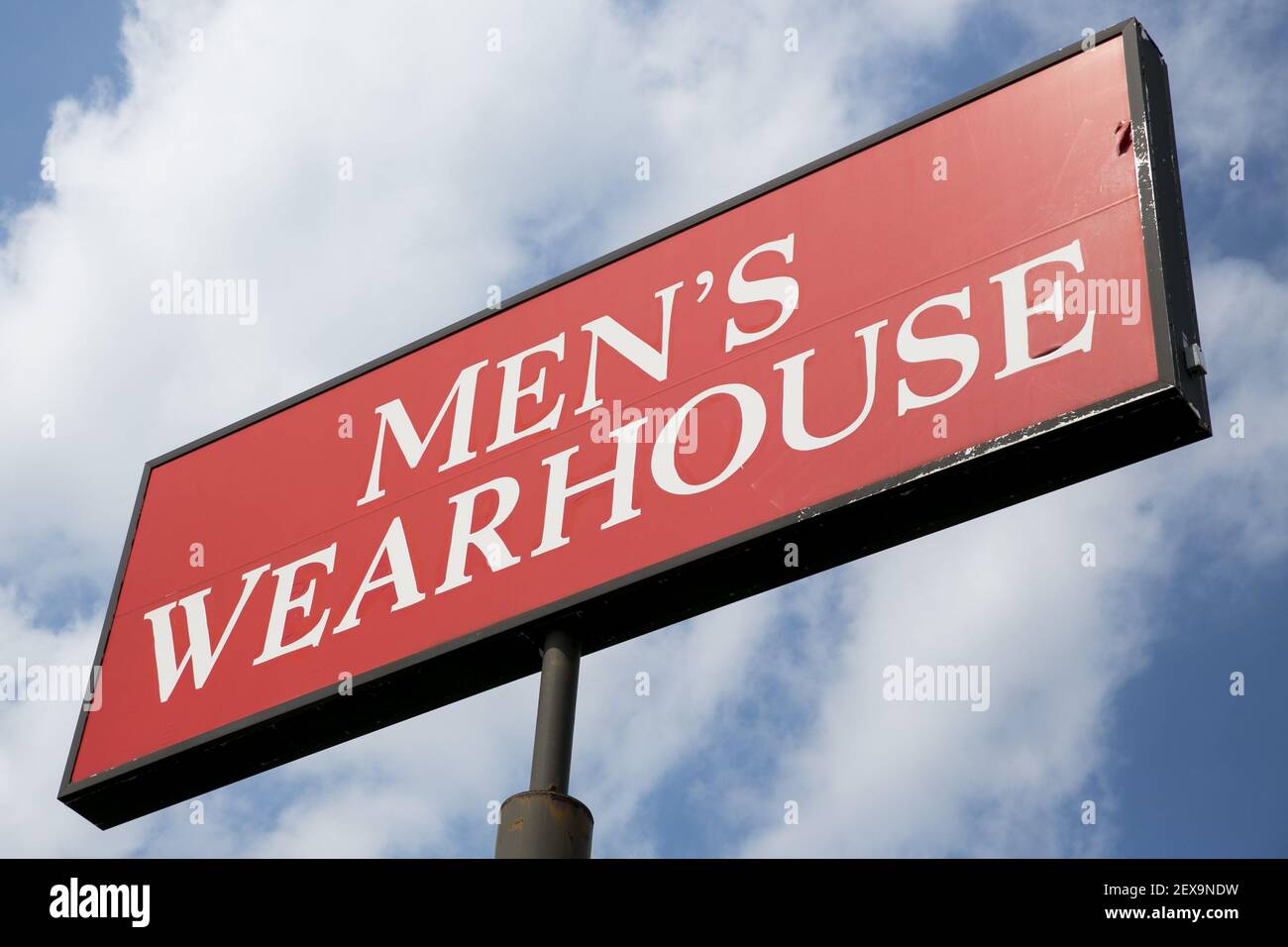 A logo sign outside of a Men's Warehouse retail store in Wilmington ...