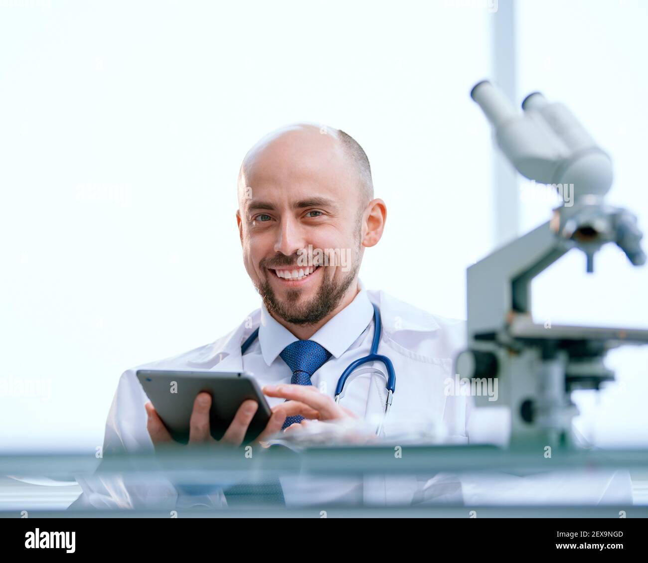 Front of a microscope hi-res stock photography and images - Alamy