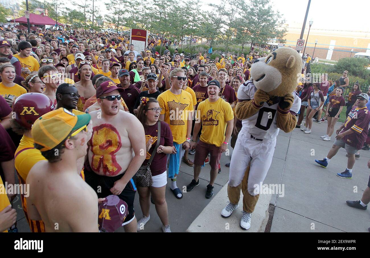 Campus crowd gate hi-res stock photography and images - Alamy
