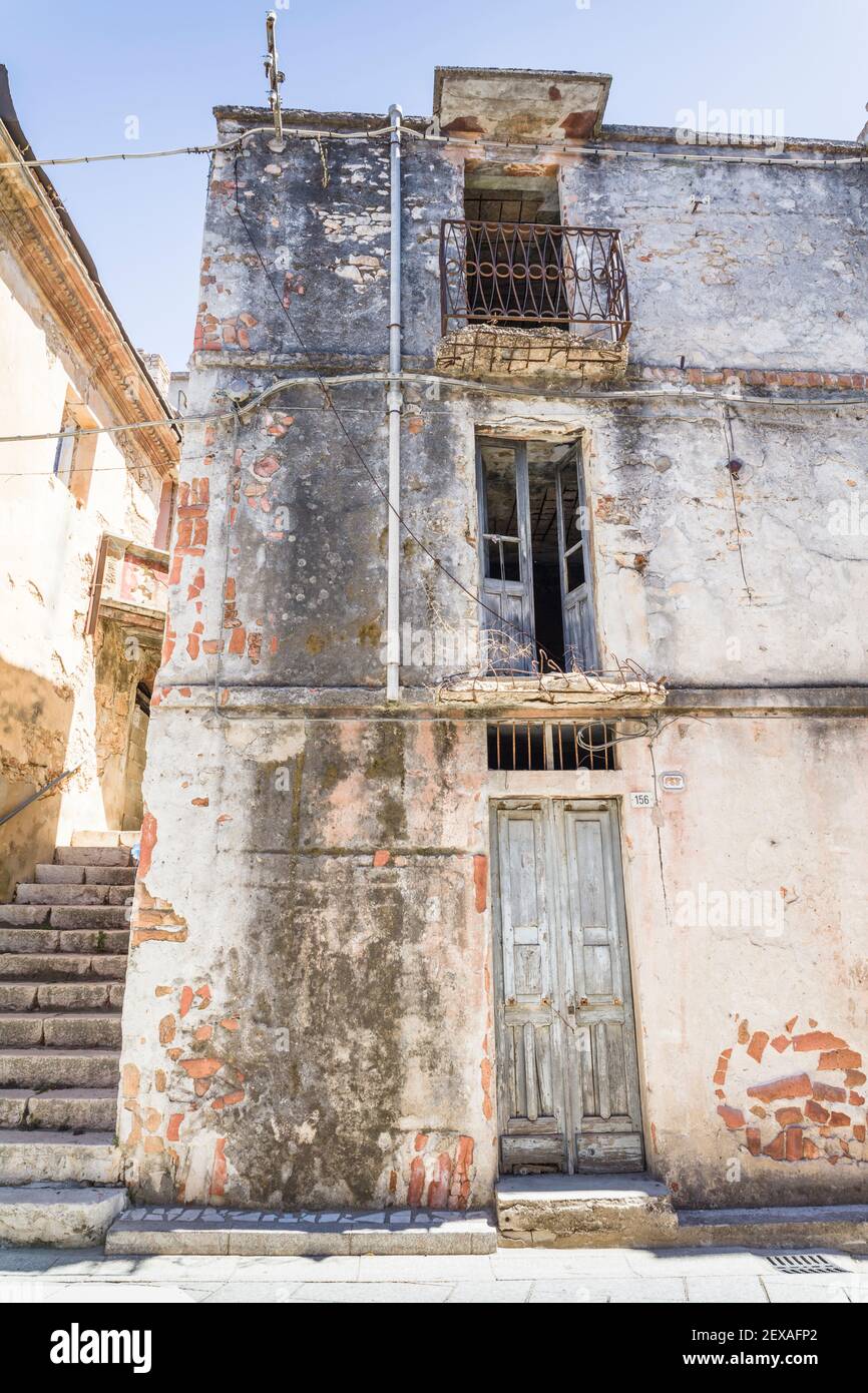 Old dilapidated buildings hi-res stock photography and images - Alamy