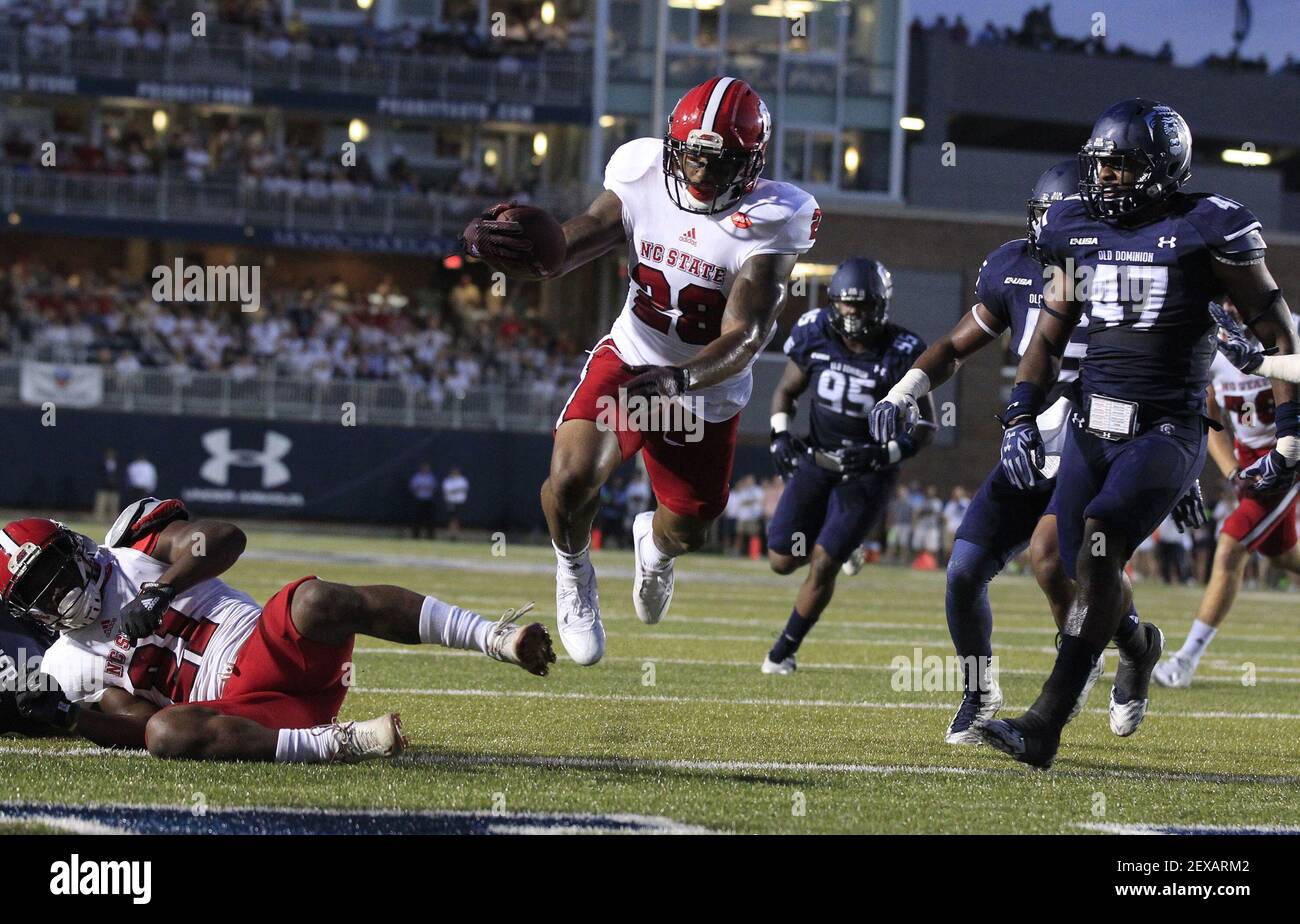 Norht Carolina State's Jaylen Samuels (28) scores on a 3-yard touchdown ...
