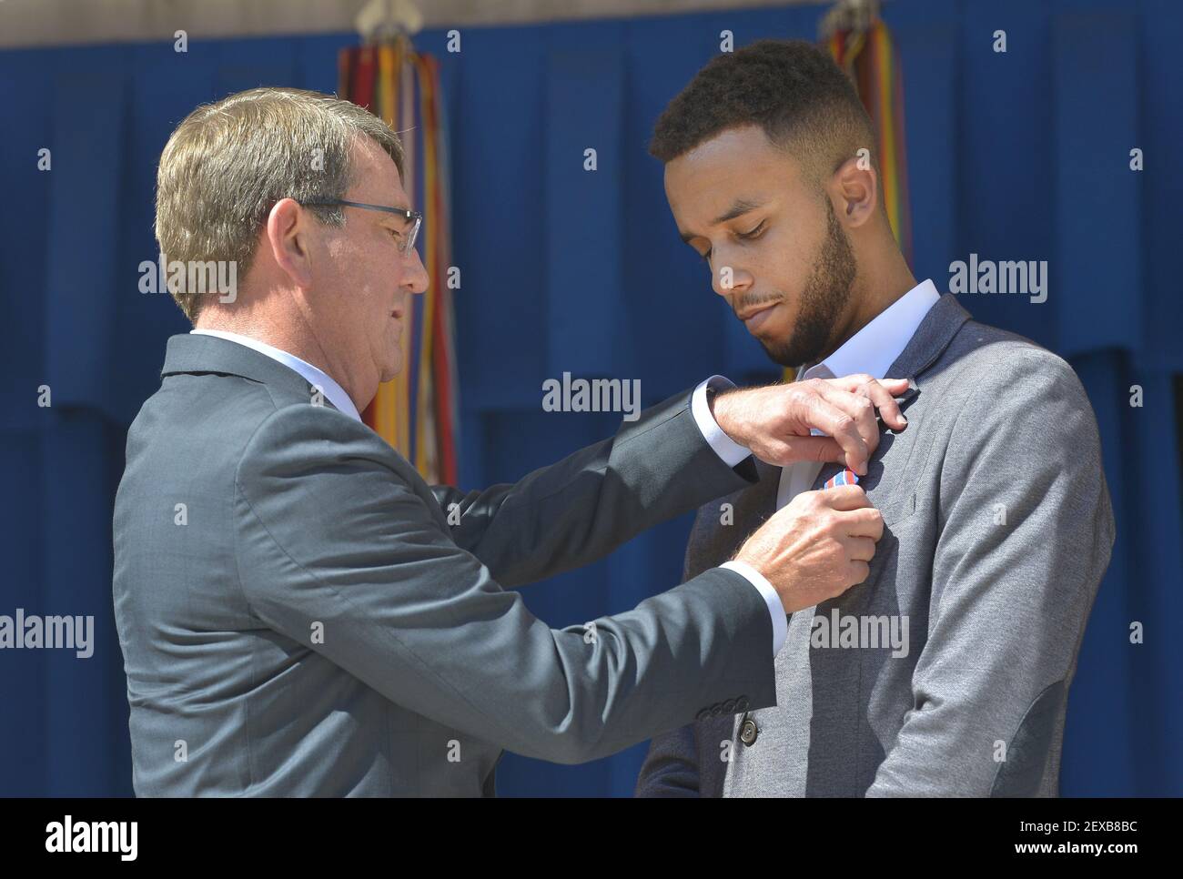 Secretary of Defense Ash Carter pins the Medal of Valor onto the suit ...
