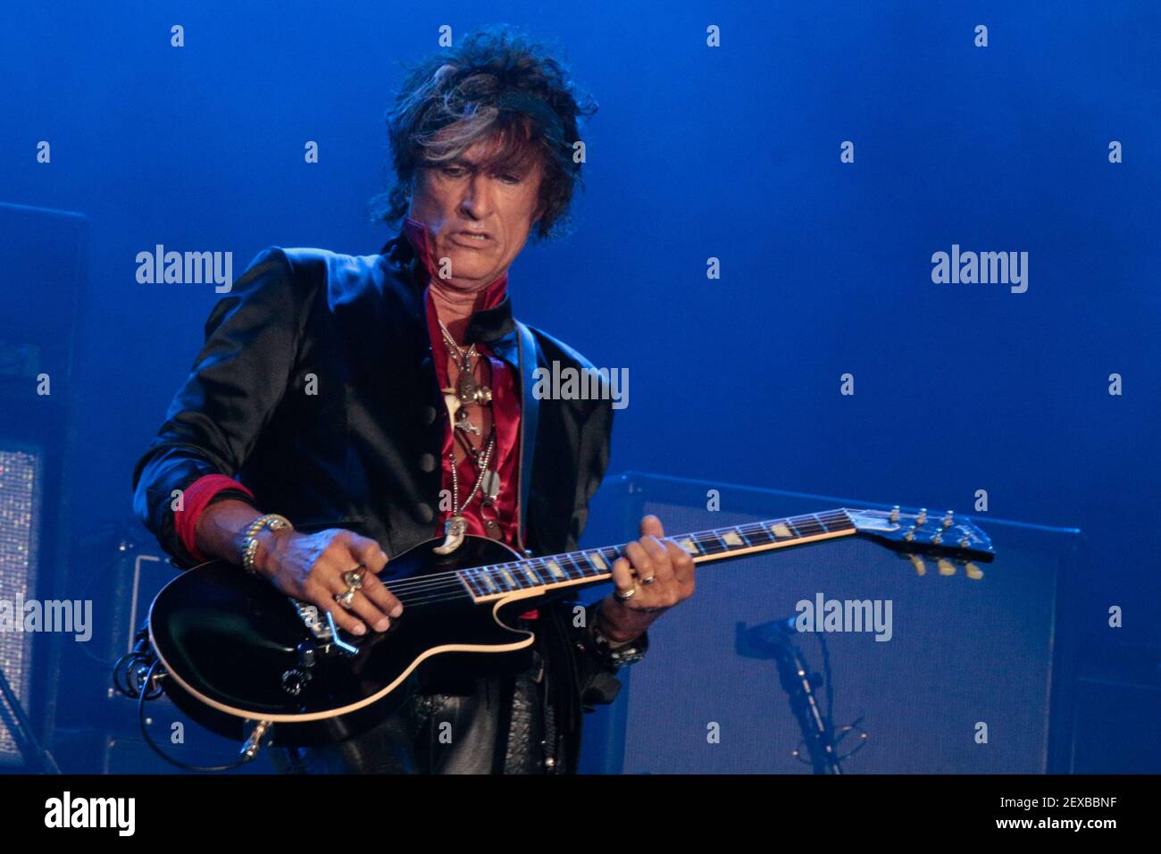 Hollywood Vampires band members Steve Perry, Alice Cooper, Johnny Depp ...