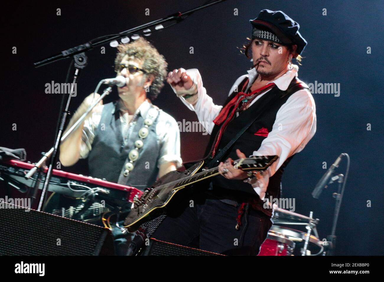 Hollywood Vampires band members Steve Perry, Alice Cooper, Johnny Depp ...