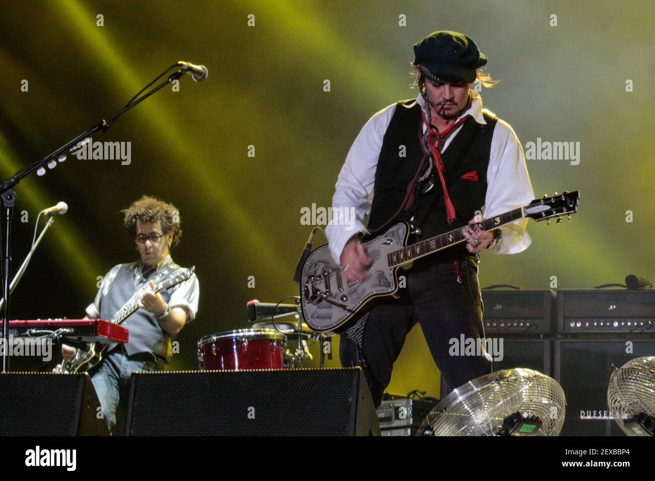 Hollywood Vampires band members Steve Perry, Alice Cooper, Johnny Depp ...