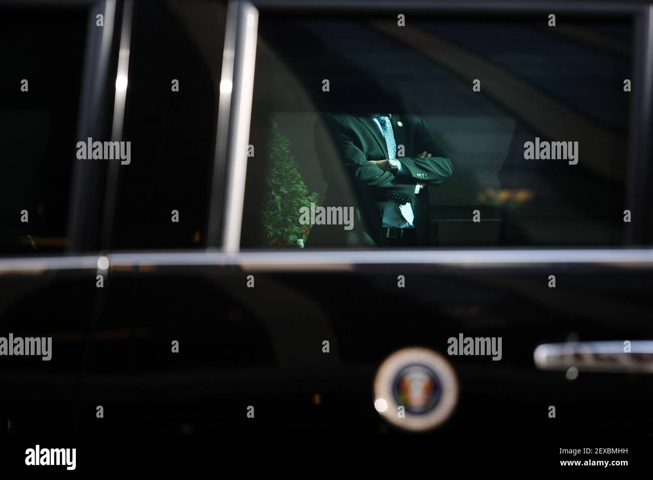 A members of the U.S. Presidential Secret Service security detail is ...
