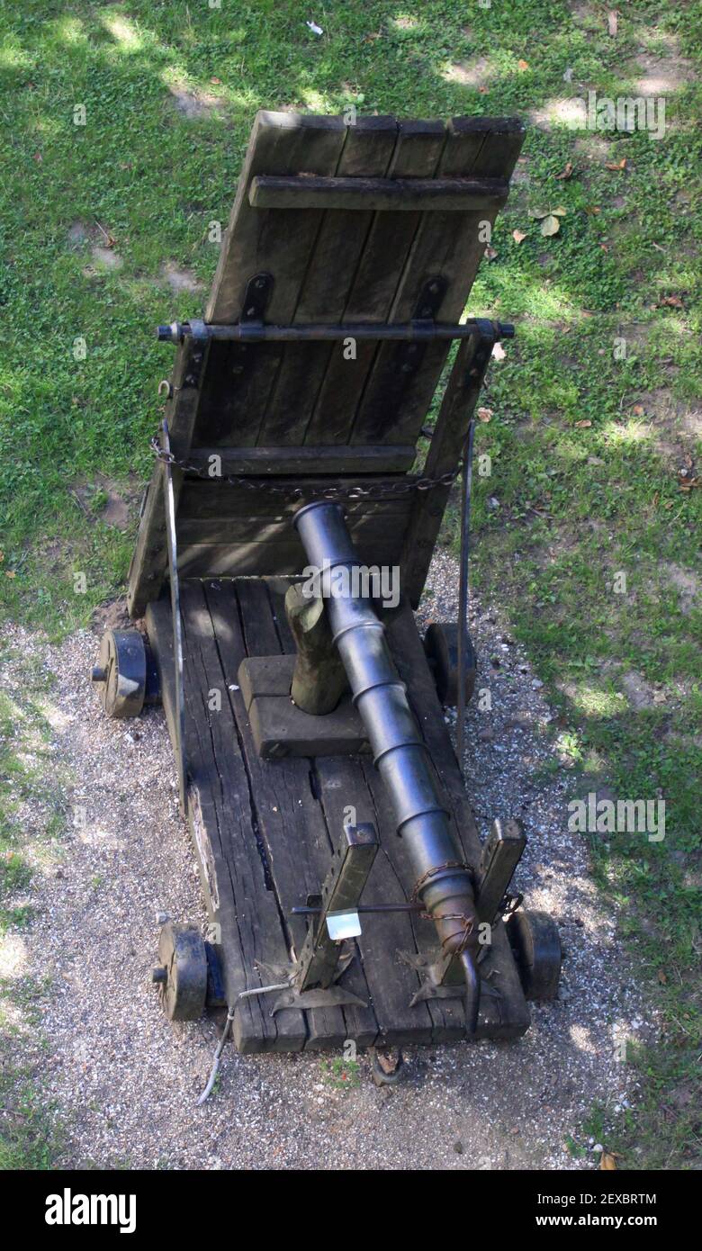 Cannon cart hi-res stock photography and images - Alamy