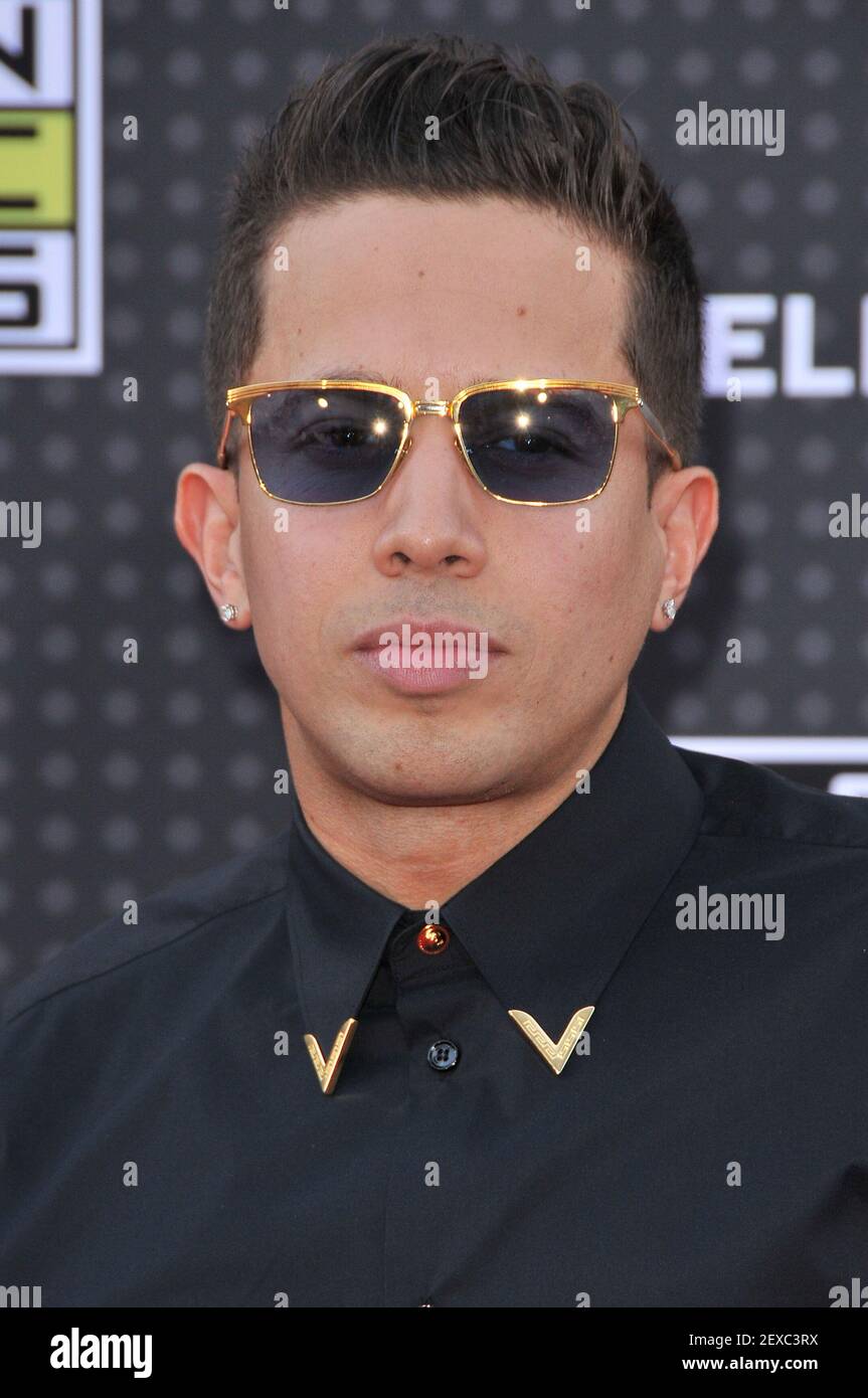 De La Ghetto arrives at the 2015 Latin American Music Awards held at ...